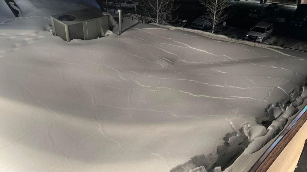 State Liquor roof collapses due to heavy snow load - TownLift, Park ...